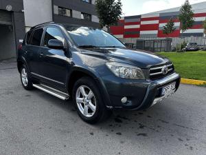 Zaļš Toyota RAV4 2007 Viļņa, ar dzinēja tilpumu 2.23 L un nobraukumu 240 tūkst. km par 2650 €, foto  vietnē AUTOMOTO.COM.LV