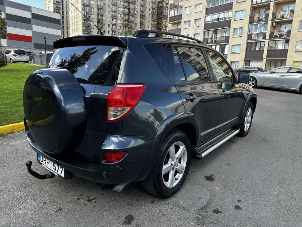 Green Toyota RAV4 2007 in Vilnius, with an engine capacity of 2.23 L and mileage of 240 thousand km for 2650 €, photo 4 on AUTOMOTO.COM.LV