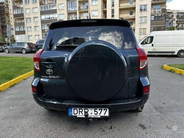 Green Toyota RAV4 2007 in Vilnius, with an engine capacity of 2.23 L and mileage of 240 thousand km for 2650 €, photo 6 on AUTOMOTO.COM.LV