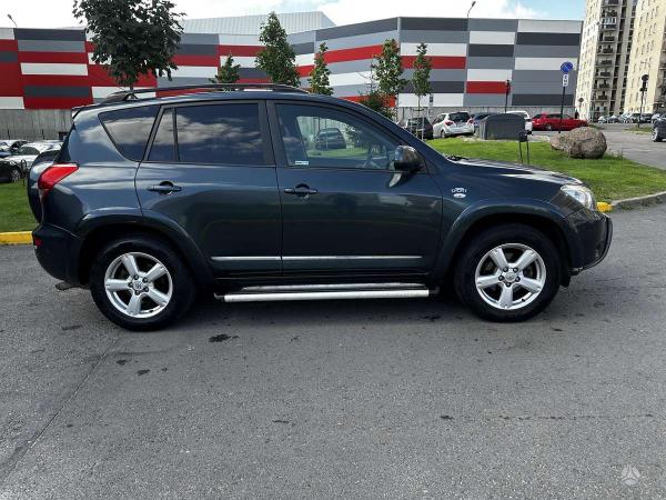 Green Toyota RAV4 2007 in Vilnius, with an engine capacity of 2.23 L and mileage of 240 thousand km for 2650 €, photo 7 on AUTOMOTO.COM.LV