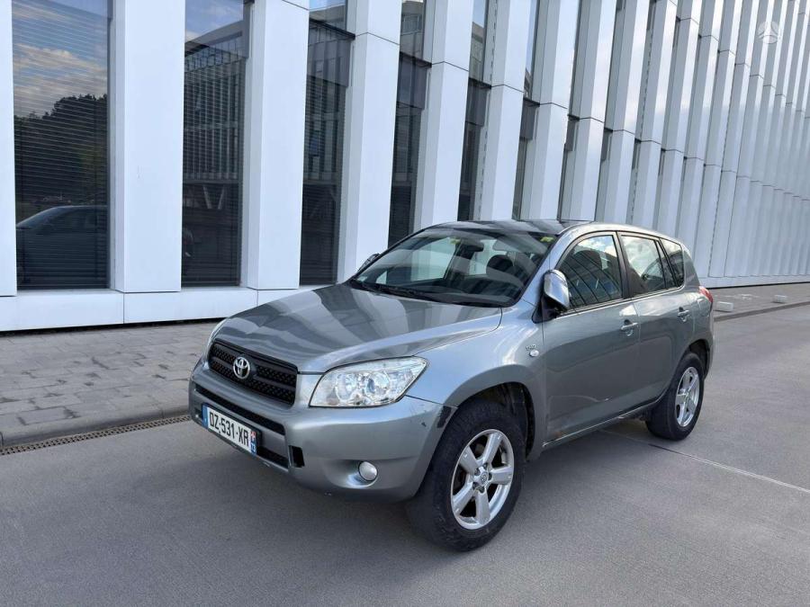 Green Toyota RAV4 2007 in Vilnius, with an engine capacity of 2.23 L and mileage of 280 thousand km for 2890 €, photo 1 on AUTOMOTO.COM.LV