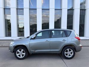 Green Toyota RAV4 2007 in Vilnius, with an engine capacity of 2.23 L and mileage of 280 thousand km for 2890 €, photo 3 on AUTOMOTO.COM.LV