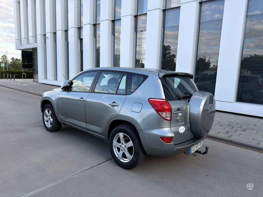 Green Toyota RAV4 2007 in Vilnius, with an engine capacity of 2.23 L and mileage of 280 thousand km for 2890 €, photo 4 on AUTOMOTO.COM.LV