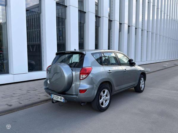 Green Toyota RAV4 2007 in Vilnius, with an engine capacity of 2.23 L and mileage of 280 thousand km for 2890 €, photo 5 on AUTOMOTO.COM.LV