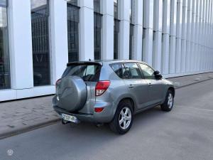 Green Toyota RAV4 2007 in Vilnius, with an engine capacity of 2.23 L and mileage of 280 thousand km for 2890 €, photo 6 on AUTOMOTO.COM.LV