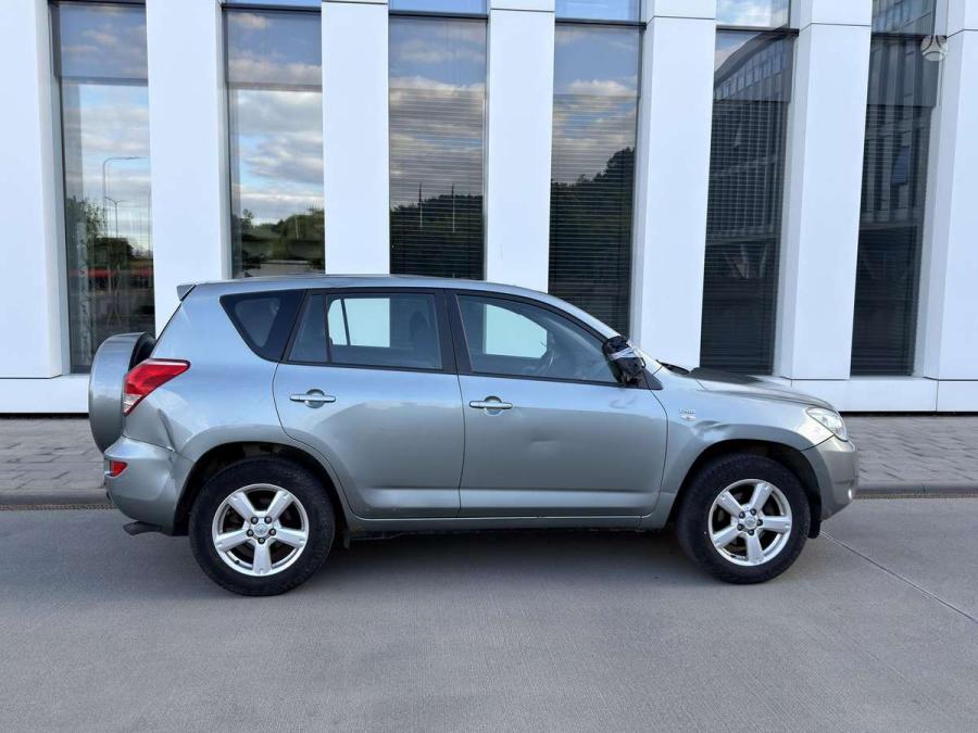 Green Toyota RAV4 2007 in Vilnius, with an engine capacity of 2.23 L and mileage of 280 thousand km for 2890 €, photo 7 on AUTOMOTO.COM.LV