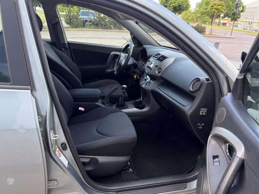 Green Toyota RAV4 2007 in Vilnius, with an engine capacity of 2.23 L and mileage of 280 thousand km for 2890 €, photo 10 on AUTOMOTO.COM.LV
