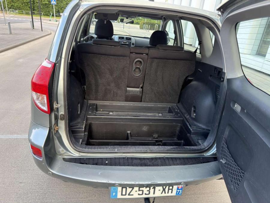 Green Toyota RAV4 2007 in Vilnius, with an engine capacity of 2.23 L and mileage of 280 thousand km for 2890 €, photo 13 on AUTOMOTO.COM.LV