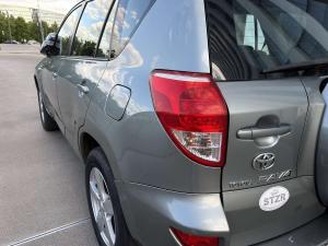 Green Toyota RAV4 2007 in Vilnius, with an engine capacity of 2.23 L and mileage of 280 thousand km for 2890 €, photo 14 on AUTOMOTO.COM.LV
