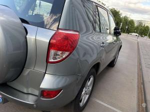 Green Toyota RAV4 2007 in Vilnius, with an engine capacity of 2.23 L and mileage of 280 thousand km for 2890 €, photo 15 on AUTOMOTO.COM.LV