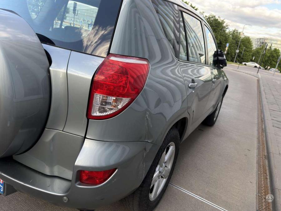 Green Toyota RAV4 2007 in Vilnius, with an engine capacity of 2.23 L and mileage of 280 thousand km for 2890 €, photo 15 on AUTOMOTO.COM.LV