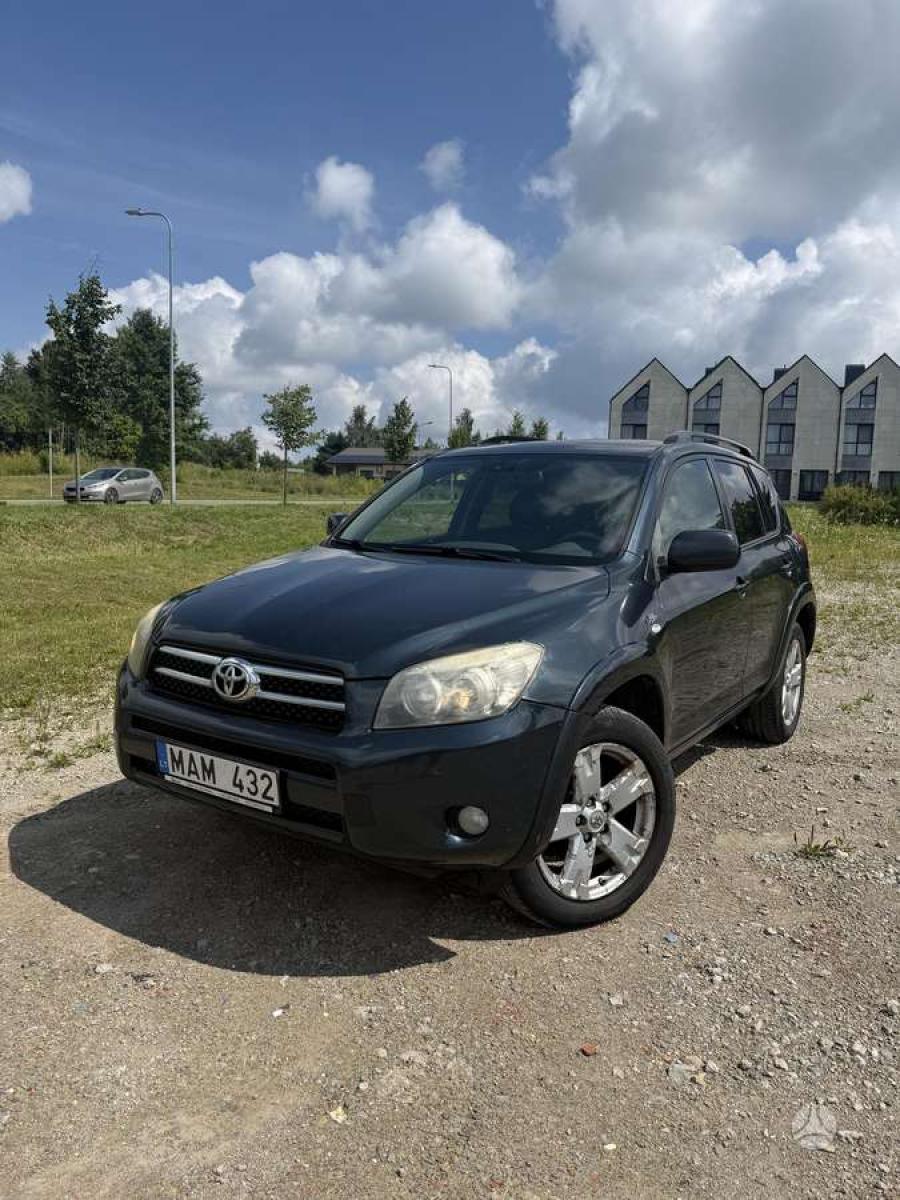 Green Toyota RAV4 2008 in Vilnius, with an engine capacity of 2.20 L and mileage of 260 thousand km for 2600 €, photo 1 on AUTOMOTO.COM.LV