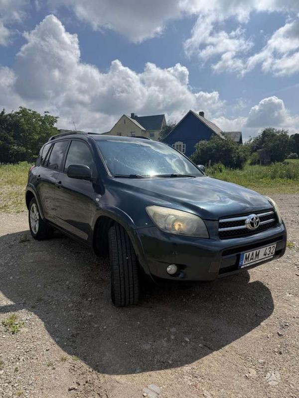 Green Toyota RAV4 2008 in Vilnius, with an engine capacity of 2.20 L and mileage of 260 thousand km for 2600 €, photo 2 on AUTOMOTO.COM.LV