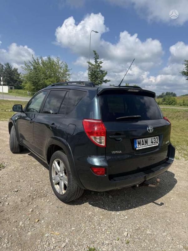 Green Toyota RAV4 2008 in Vilnius, with an engine capacity of 2.20 L and mileage of 260 thousand km for 2600 €, photo 4 on AUTOMOTO.COM.LV