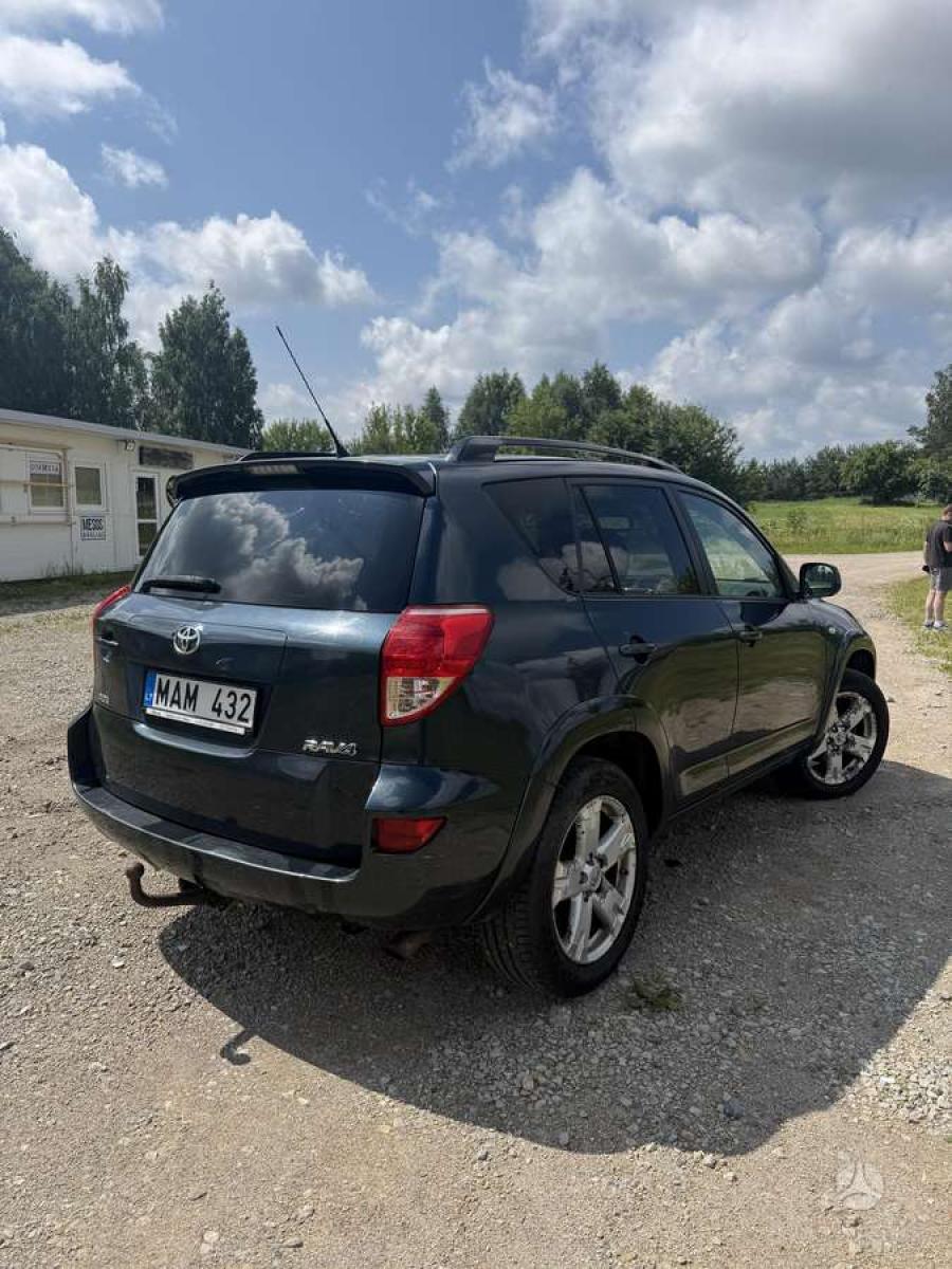 Green Toyota RAV4 2008 in Vilnius, with an engine capacity of 2.20 L and mileage of 260 thousand km for 2600 €, photo 6 on AUTOMOTO.COM.LV