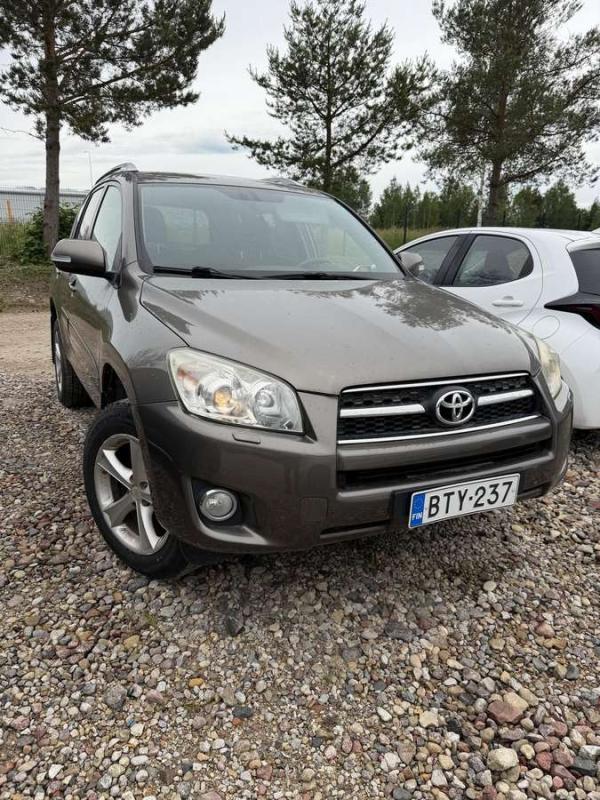 Zaļš Toyota RAV4 2009 Viļņa, ar dzinēja tilpumu 2.00 L un nobraukumu 157 tūkst. km par 7000 €, foto 2 vietnē AUTOMOTO.COM.LV