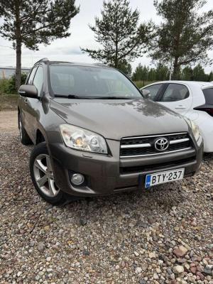 Green Toyota RAV4 2009 in Vilnius, with an engine capacity of 2.00 L and mileage of 157 thousand km for 7000 €, photo 3 on AUTOMOTO.COM.LV