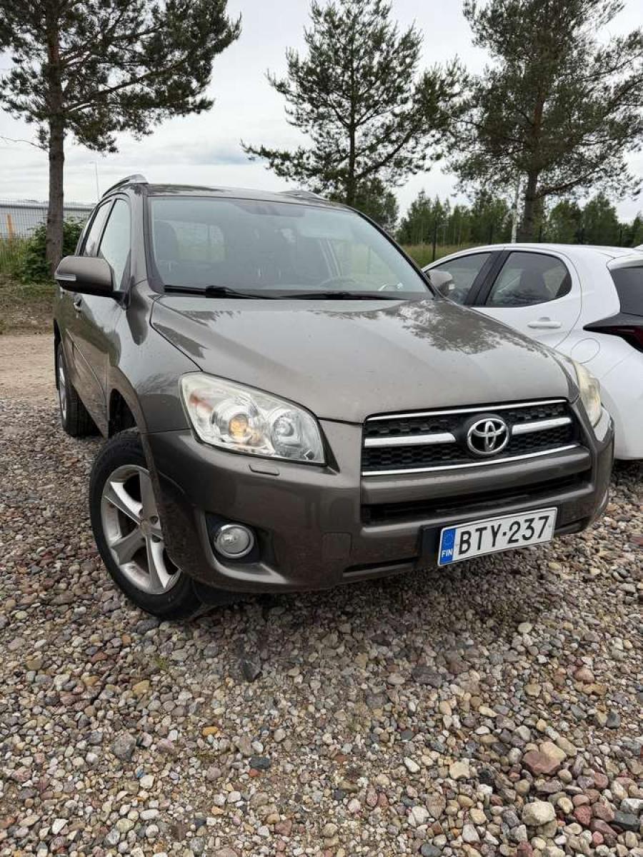 Green Toyota RAV4 2009 in Vilnius, with an engine capacity of 2.00 L and mileage of 157 thousand km for 7000 €, photo 3 on AUTOMOTO.COM.LV