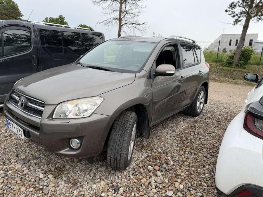 Green Toyota RAV4 2009 in Vilnius, with an engine capacity of 2.00 L and mileage of 157 thousand km for 7000 €, photo 4 on AUTOMOTO.COM.LV