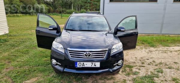 Green Toyota RAV4 2011 in Riga, with an engine capacity of 2.00 L and mileage of 143 thousand km for 7000 €, photo 5 on AUTOMOTO.COM.LV