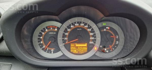 Green Toyota RAV4 2011 in Riga, with an engine capacity of 2.00 L and mileage of 143 thousand km for 7000 €, photo 8 on AUTOMOTO.COM.LV