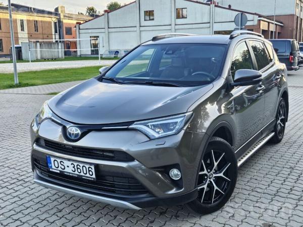 Green Toyota RAV4 2016 in Riga, with an engine capacity of 2.50 L and mileage of 93 thousand km for 21700 €, photo 3 on AUTOMOTO.COM.LV