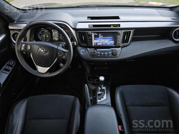 Green Toyota RAV4 2016 in Riga, with an engine capacity of 2.50 L and mileage of 93 thousand km for 21700 €, photo 6 on AUTOMOTO.COM.LV
