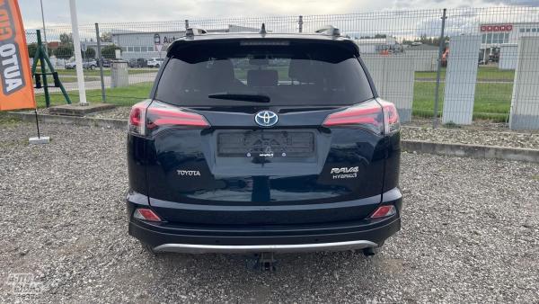 Toyota RAV4 2018 in Marijampole on AUTOMOTO.COM.LV Green Toyota RAV4 2018 in Marijampole, with an engine capacity of 2.50 L and mileage of 239 thousand km for 15900 €, photo 7 on AUTOMOTO.COM.LV
