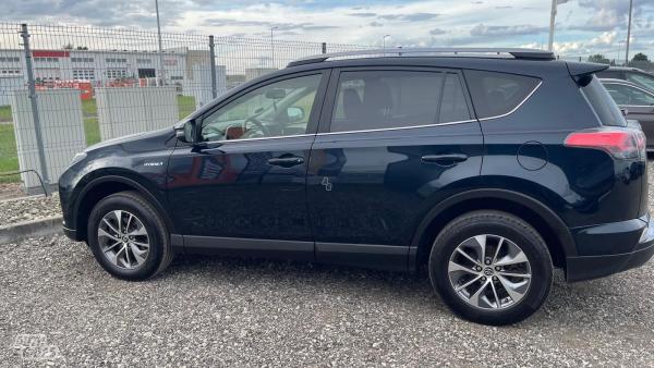 Toyota RAV4 2018 in Marijampole on AUTOMOTO.COM.LV Green Toyota RAV4 2018 in Marijampole, with an engine capacity of 2.50 L and mileage of 239 thousand km for 15900 €, photo 9 on AUTOMOTO.COM.LV