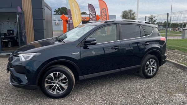 Toyota RAV4 2018 in Marijampole on AUTOMOTO.COM.LV Green Toyota RAV4 2018 in Marijampole, with an engine capacity of 2.50 L and mileage of 239 thousand km for 15900 €, photo 10 on AUTOMOTO.COM.LV