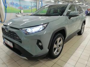 Green Toyota RAV4 2021 in Vilnius, with an engine capacity of 2.49 L and mileage of 111 thousand km for 27900 €, photo 2 on AUTOMOTO.COM.LV