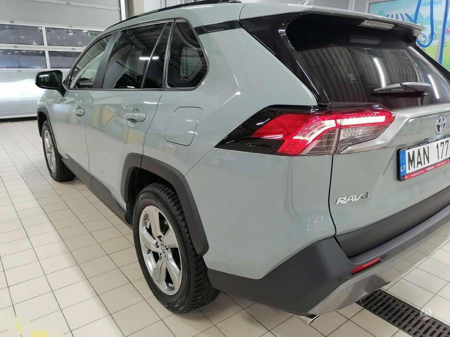 Green Toyota RAV4 2021 in Vilnius, with an engine capacity of 2.49 L and mileage of 111 thousand km for 27900 €, photo 4 on AUTOMOTO.COM.LV