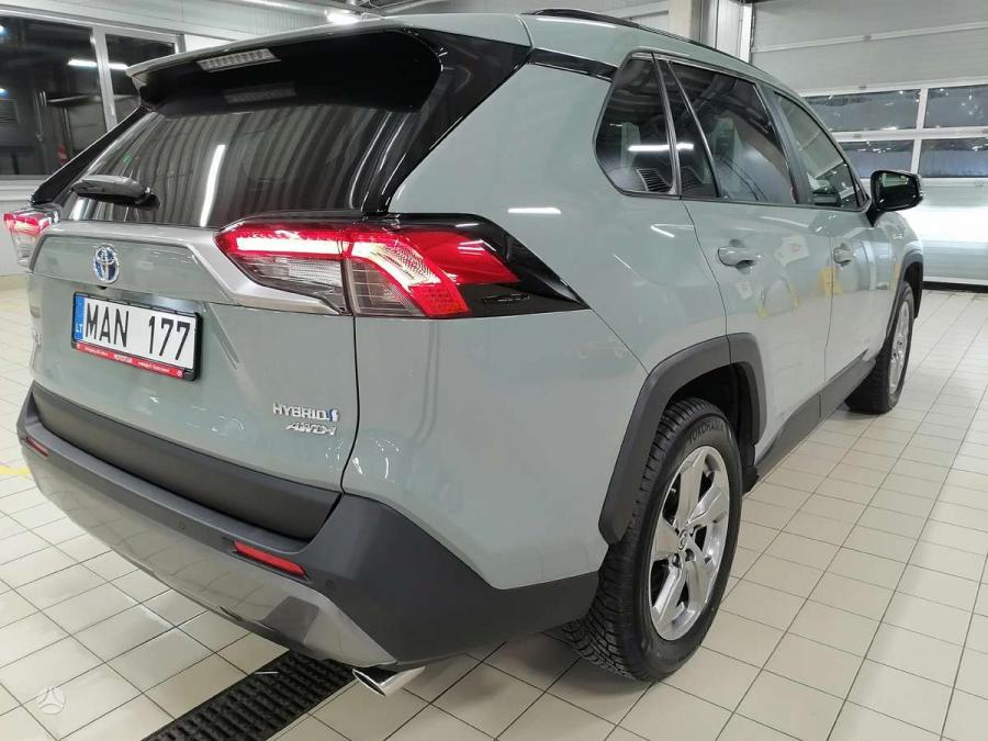 Green Toyota RAV4 2021 in Vilnius, with an engine capacity of 2.49 L and mileage of 111 thousand km for 27900 €, photo 7 on AUTOMOTO.COM.LV