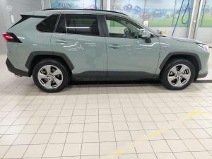 Green Toyota RAV4 2021 in Vilnius, with an engine capacity of 2.49 L and mileage of 111 thousand km for 27900 €, photo 8 on AUTOMOTO.COM.LV