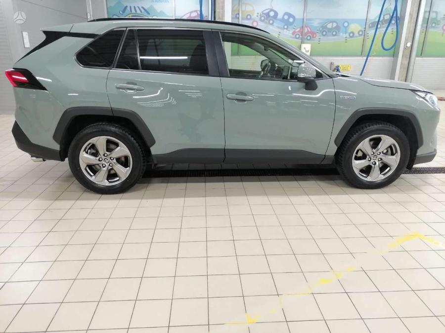 Green Toyota RAV4 2021 in Vilnius, with an engine capacity of 2.49 L and mileage of 111 thousand km for 27900 €, photo 8 on AUTOMOTO.COM.LV