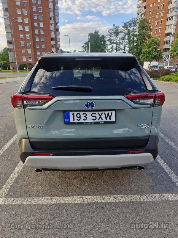 Green Toyota RAV4 2022 in Tallinn, with an engine capacity of 2.50 L and mileage of 50 thousand km for 41000 €, photo 4 on AUTOMOTO.COM.LV