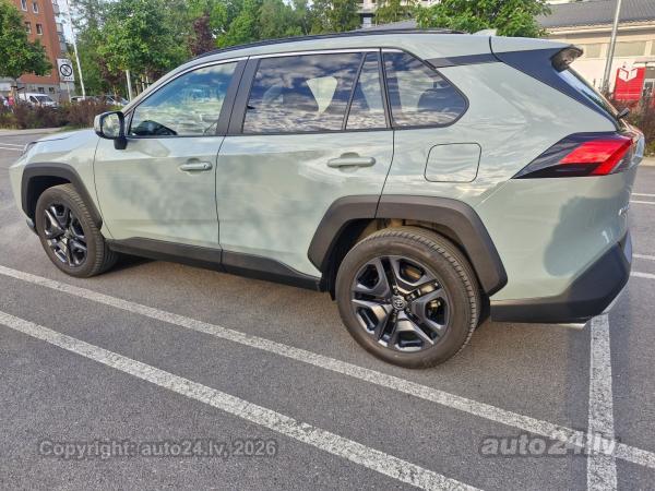Green Toyota RAV4 2022 in Tallinn, with an engine capacity of 2.50 L and mileage of 50 thousand km for 41000 €, photo 5 on AUTOMOTO.COM.LV