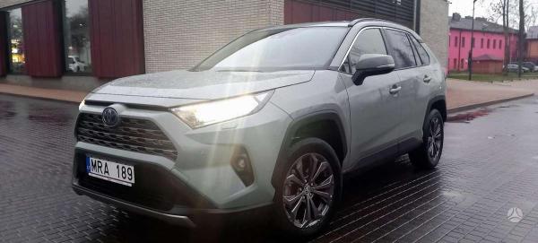 Green Toyota RAV4 2023 in Ukmerge, with an engine capacity of 2.49 L and mileage of 35 thousand km for 31500 €, photo 1 on AUTOMOTO.COM.LV