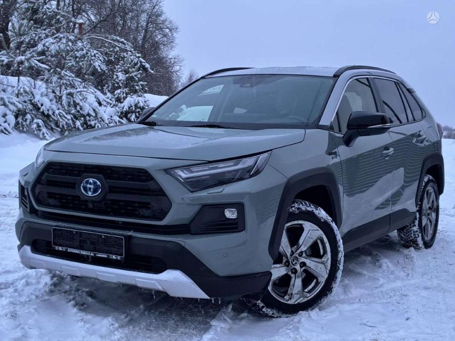Green Toyota RAV4 2023 in Vilnius, with an engine capacity of 2.50 L and mileage of 134 thousand km for 30900 €, photo 3 on AUTOMOTO.COM.LV