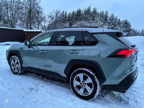 Green Toyota RAV4 2023 in Vilnius, with an engine capacity of 2.50 L and mileage of 134 thousand km for 30900 €, photo 4 on AUTOMOTO.COM.LV