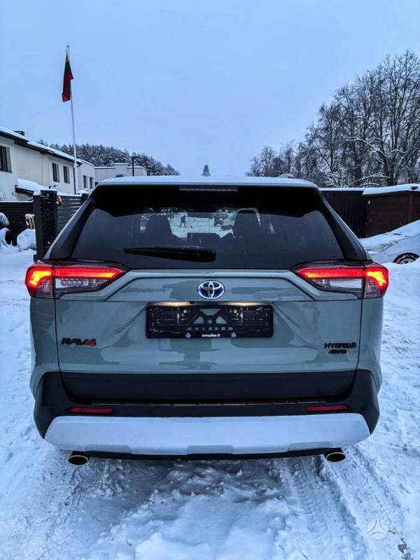 Green Toyota RAV4 2023 in Vilnius, with an engine capacity of 2.50 L and mileage of 134 thousand km for 30900 €, photo 5 on AUTOMOTO.COM.LV