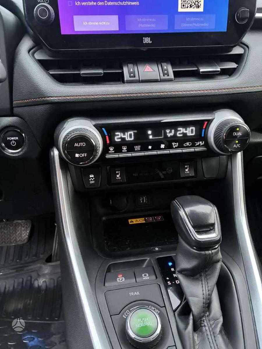 Green Toyota RAV4 2023 in Vilnius, with an engine capacity of 2.50 L and mileage of 134 thousand km for 30900 €, photo 31 on AUTOMOTO.COM.LV