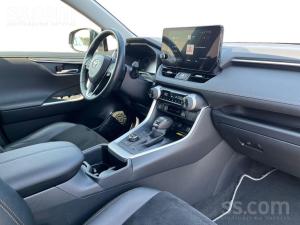 Green Toyota RAV4 2024 in Riga, with an engine capacity of 2.50 L and mileage of 51 thousand km for 38990 €, photo 7 on AUTOMOTO.COM.LV