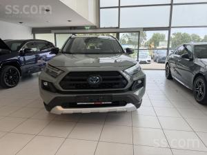 Green Toyota RAV4 2024 in Riga, with an engine capacity of 2.50 L and mileage of 73 thousand km for 36990 €, photo 3 on AUTOMOTO.COM.LV