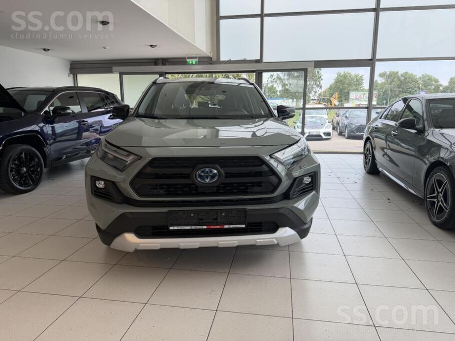 Green Toyota RAV4 2024 in Riga, with an engine capacity of 2.50 L and mileage of 73 thousand km for 36990 €, photo 3 on AUTOMOTO.COM.LV