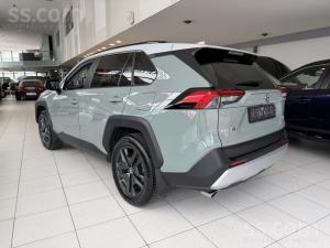 Green Toyota RAV4 2024 in Riga, with an engine capacity of 2.50 L and mileage of 73 thousand km for 36990 €, photo 4 on AUTOMOTO.COM.LV