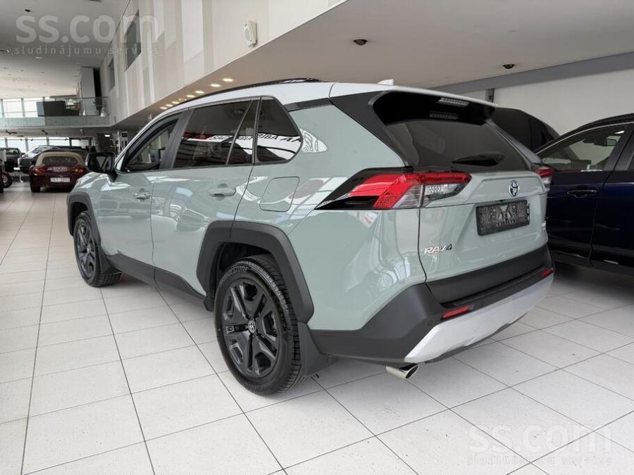 Green Toyota RAV4 2024 in Riga, with an engine capacity of 2.50 L and mileage of 73 thousand km for 36990 €, photo 4 on AUTOMOTO.COM.LV
