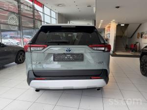 Green Toyota RAV4 2024 in Riga, with an engine capacity of 2.50 L and mileage of 73 thousand km for 36990 €, photo 5 on AUTOMOTO.COM.LV