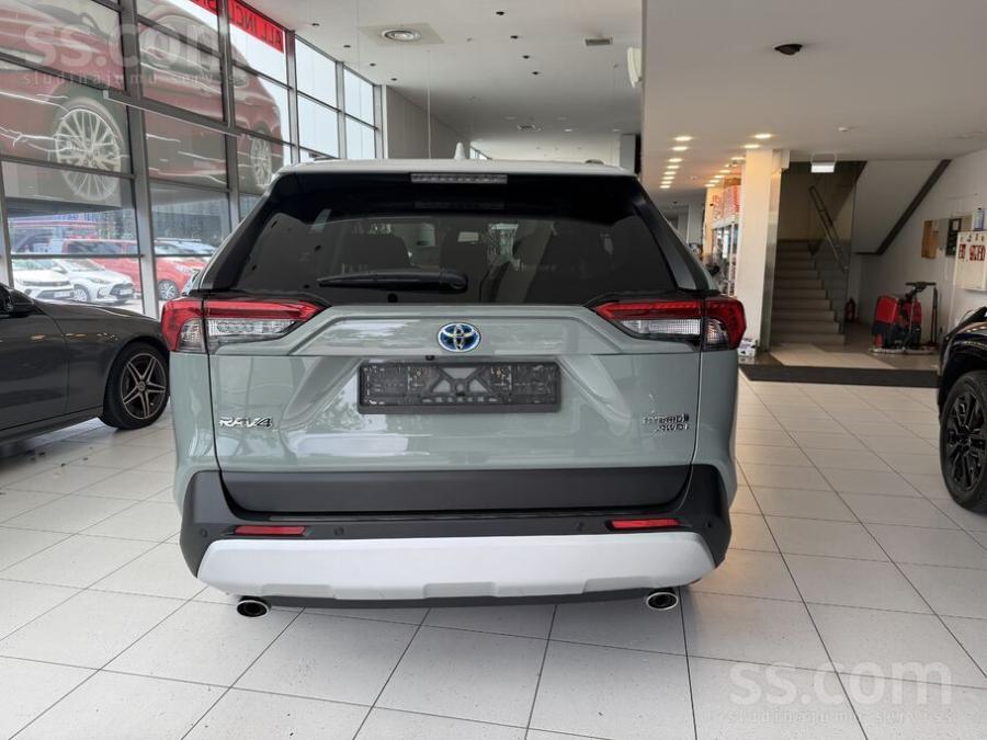 Green Toyota RAV4 2024 in Riga, with an engine capacity of 2.50 L and mileage of 73 thousand km for 36990 €, photo 5 on AUTOMOTO.COM.LV