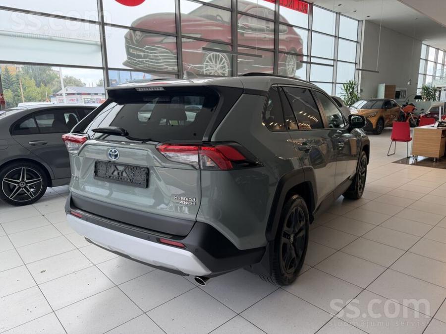 Green Toyota RAV4 2024 in Riga, with an engine capacity of 2.50 L and mileage of 73 thousand km for 36990 €, photo 6 on AUTOMOTO.COM.LV